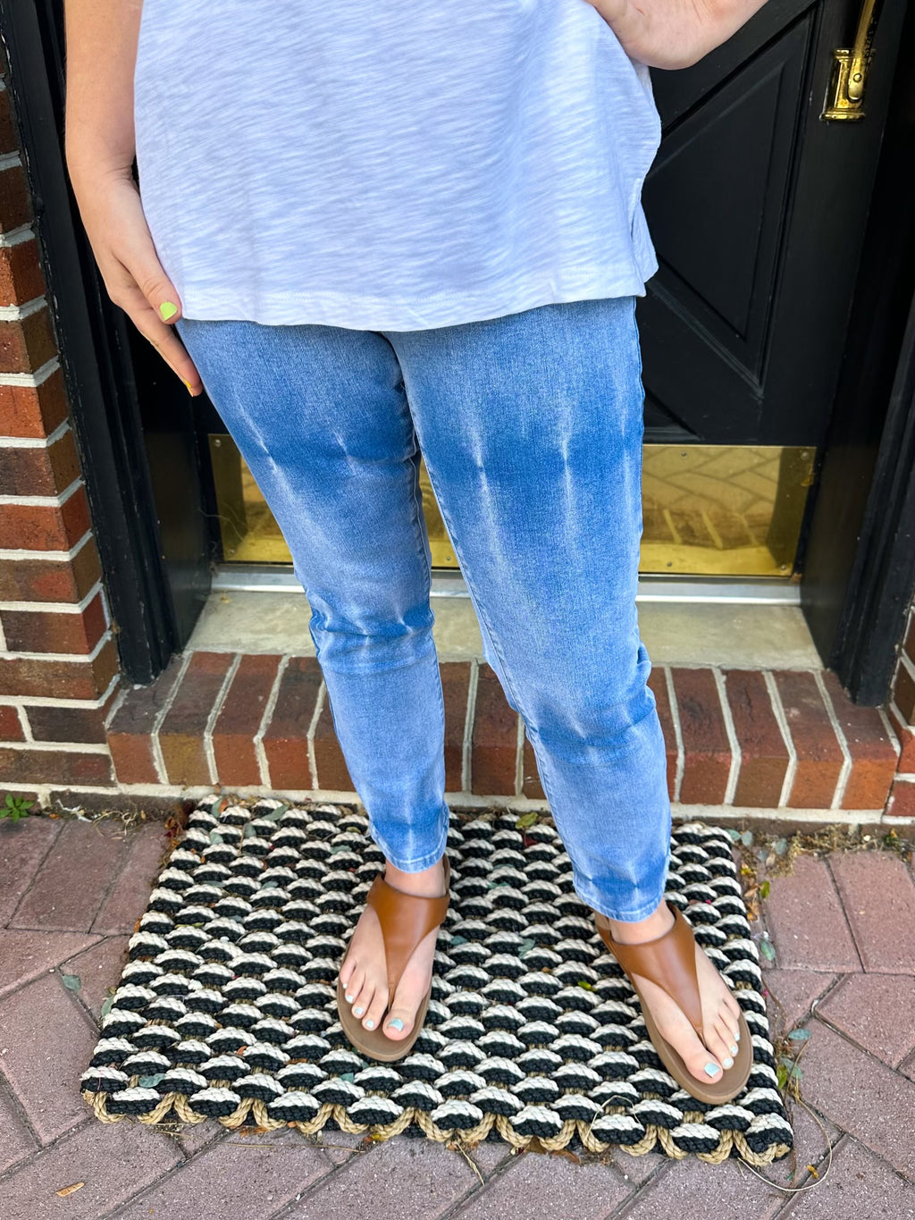 EVERSTRETCH LIGHT DIP WASH STRAIGHT LEG CAPRI JEANS – Blooming Boutique